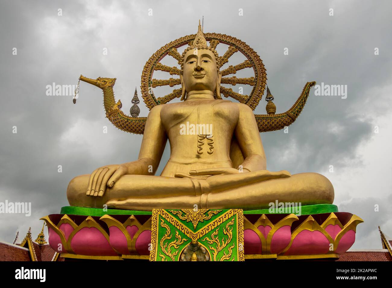 Huge golden buddha temple thailand hi-res stock photography and images ...