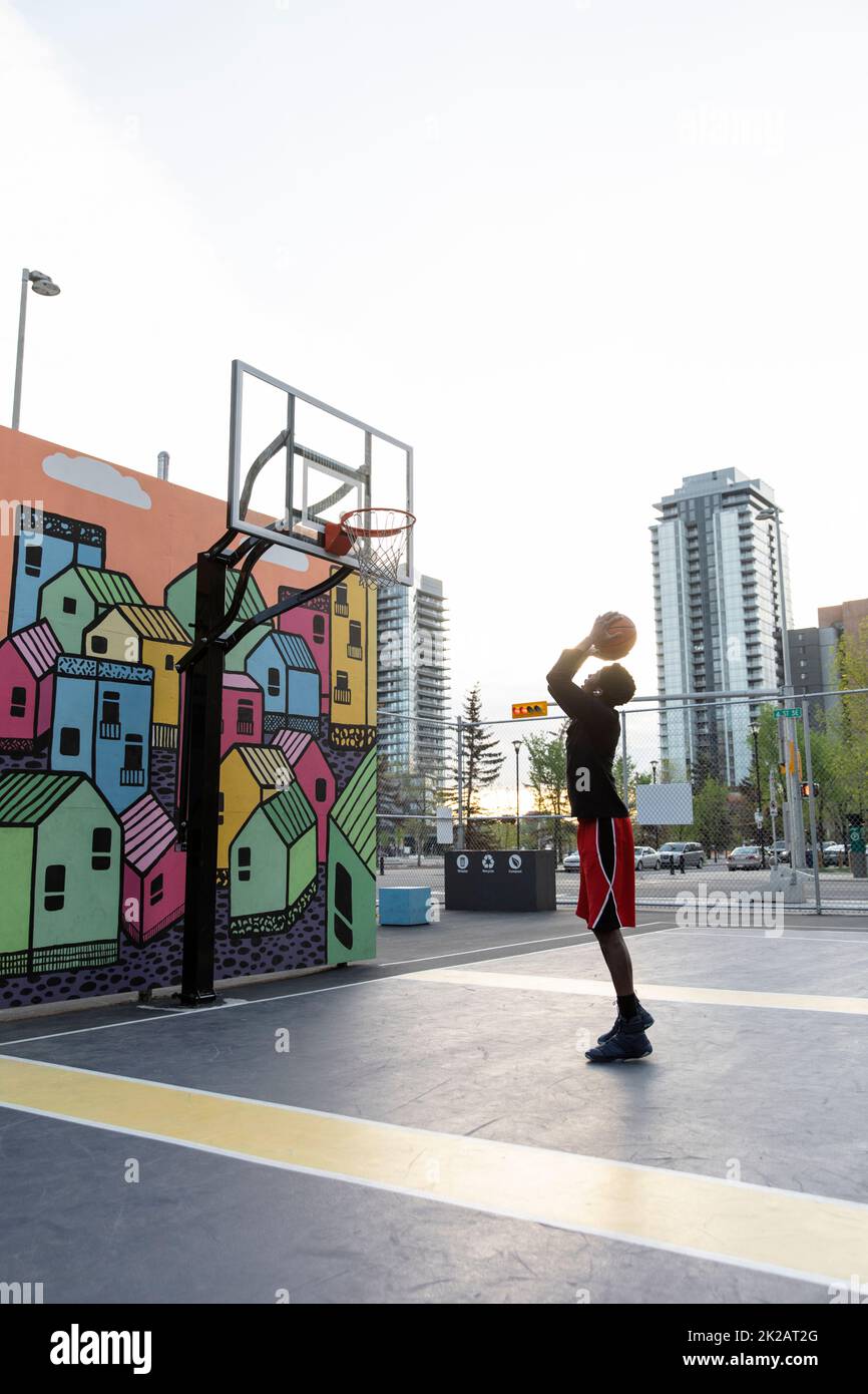 Man shooting basketball hi-res stock photography and images - Alamy