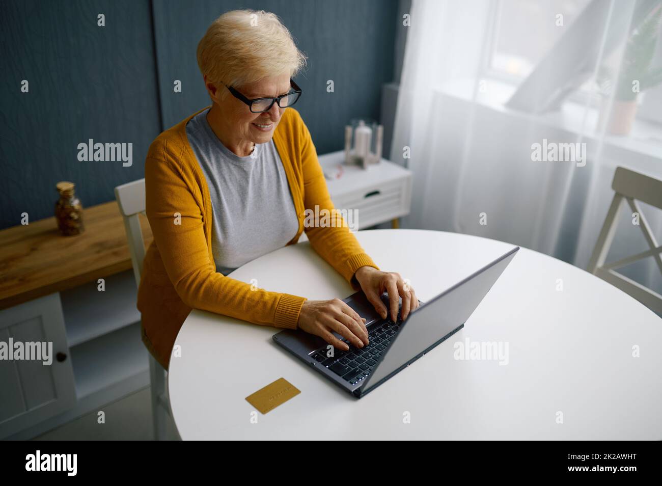 Doing online shopping payment hi-res stock photography and images - Alamy