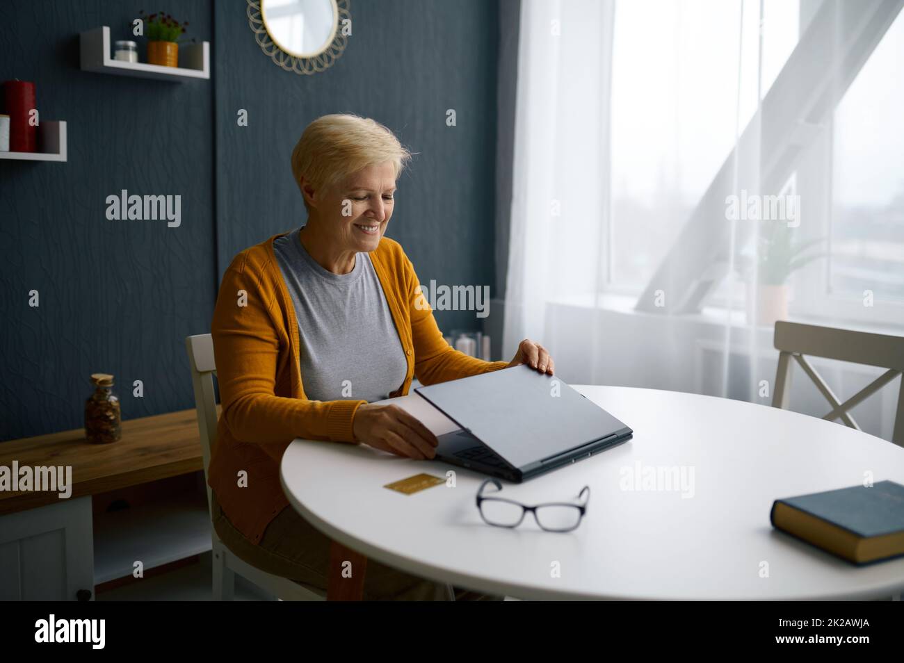 Elderly online banking hi-res stock photography and images - Alamy