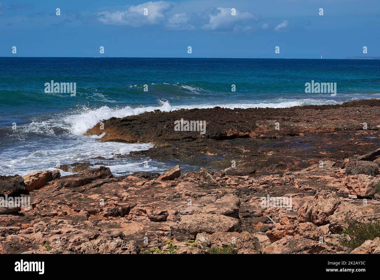 Water hitting the rocks hi-res stock photography and images - Alamy