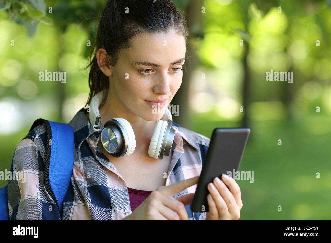 Walking with a cell phone hi-res stock photography and images - Alamy