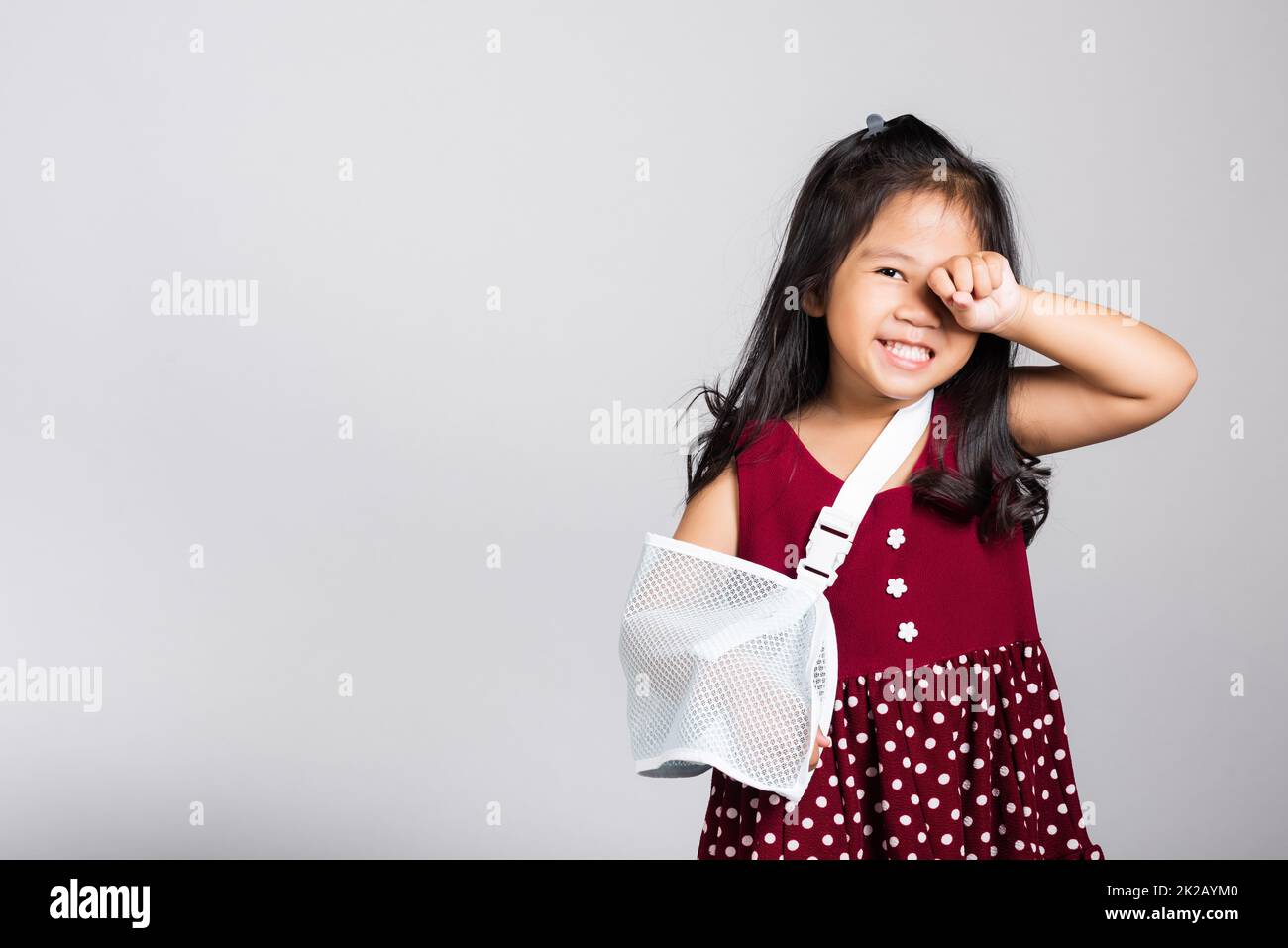Kid arm broken hi-res stock photography and images - Alamy