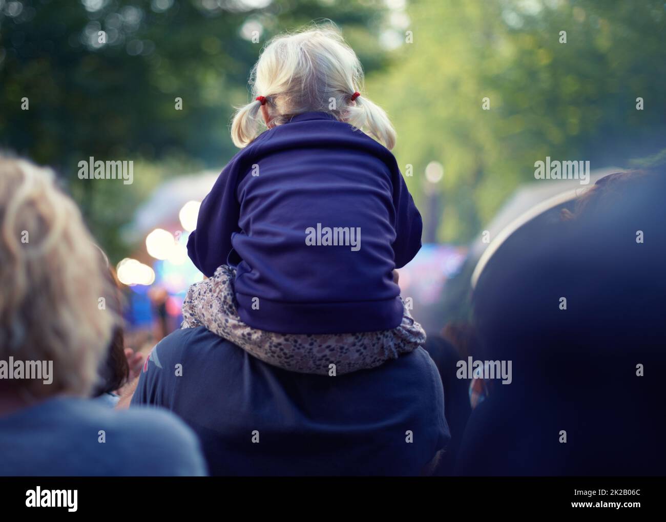 Kids on shoulders concert hi-res stock photography and images - Alamy