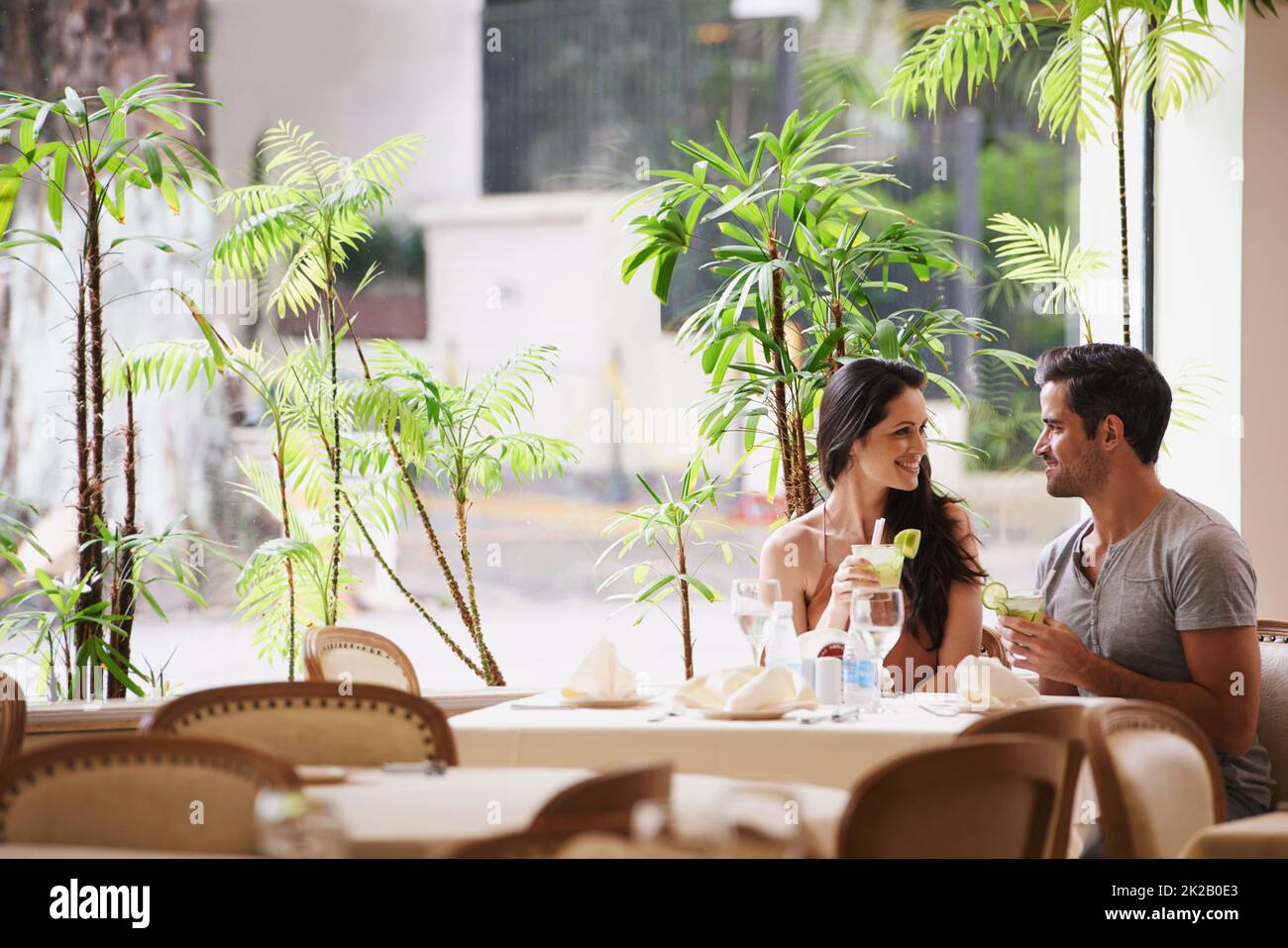 Fine dining couple restaurant hi-res stock photography and images - Alamy