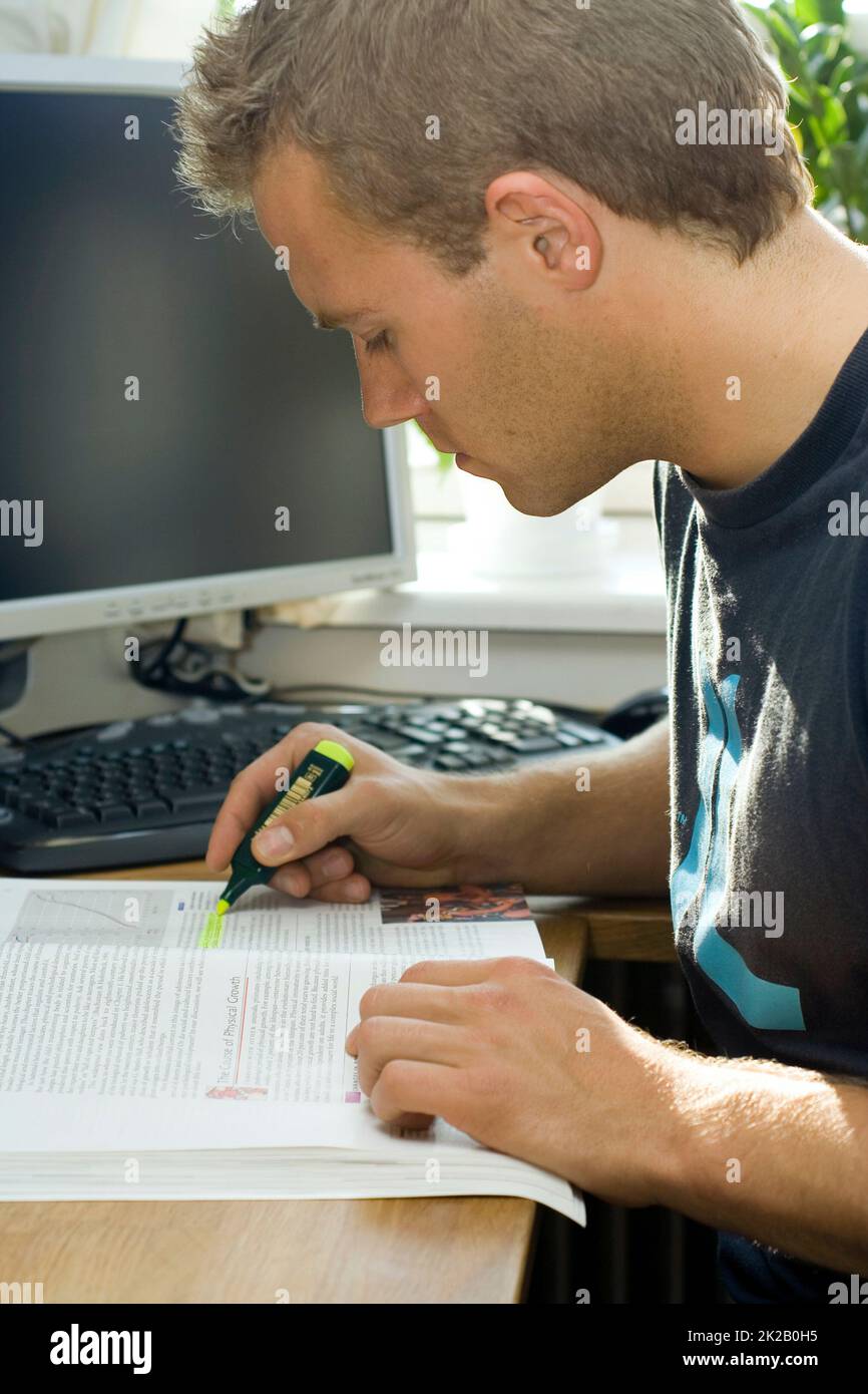 Highlighting notes hi-res stock photography and images - Alamy