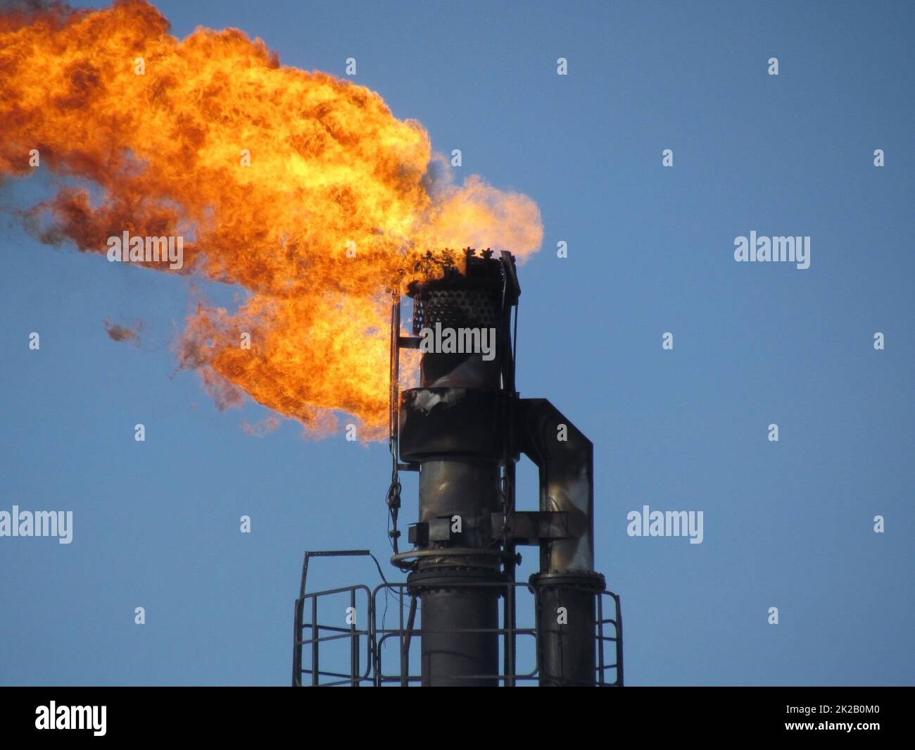 Offshore oil rig fire hi-res stock photography and images - Alamy