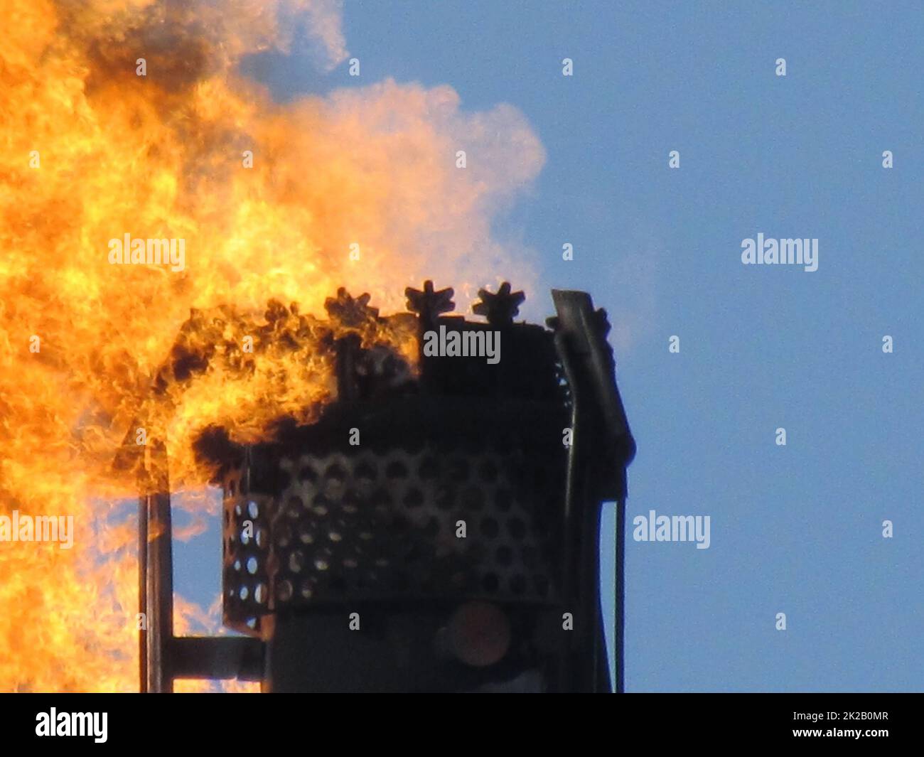 Gulf oil rig on fire hi-res stock photography and images - Alamy