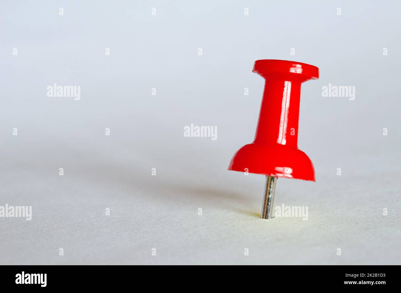 Red drawing pin hi-res stock photography and images - Alamy