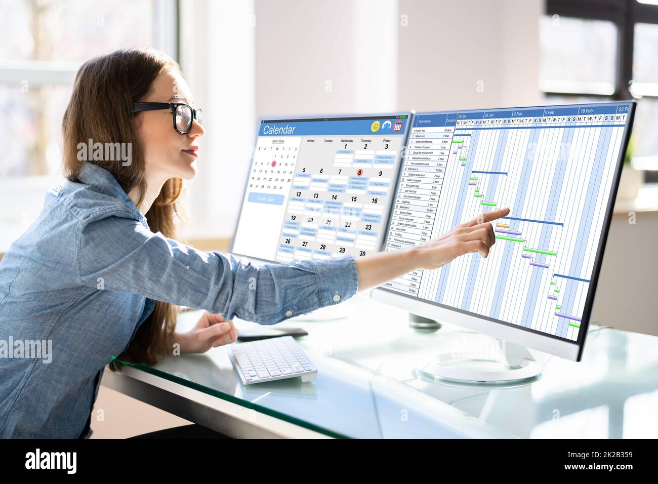 Business Woman Using Calendar Agenda Schedule Stock Photo - Alamy