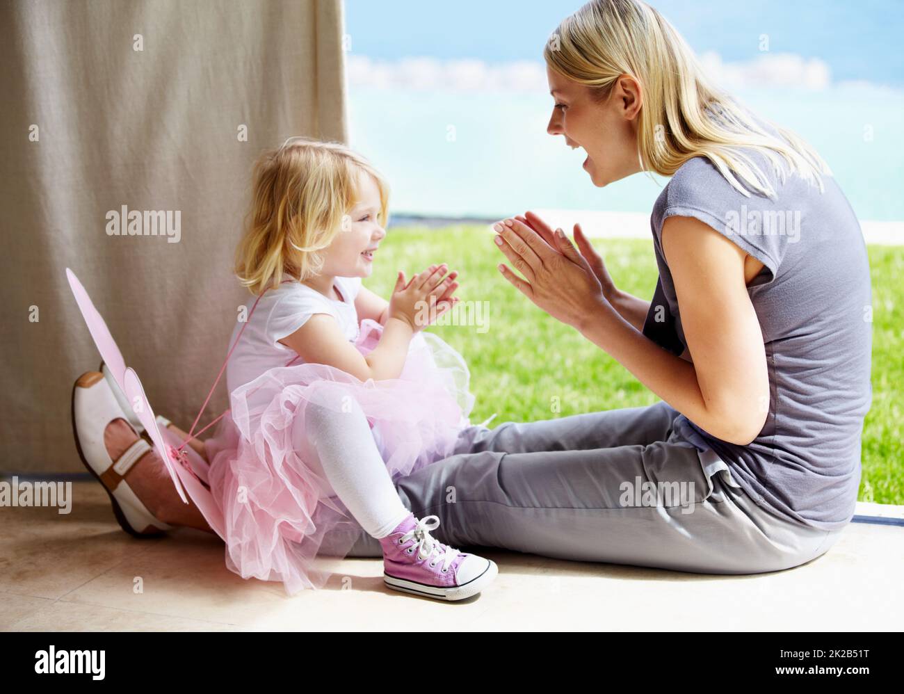 Children clapping other kids hi-res stock photography and images - Alamy