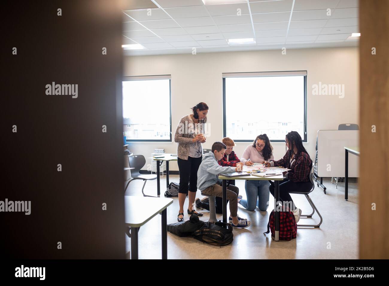 Class students table hi-res stock photography and images - Alamy