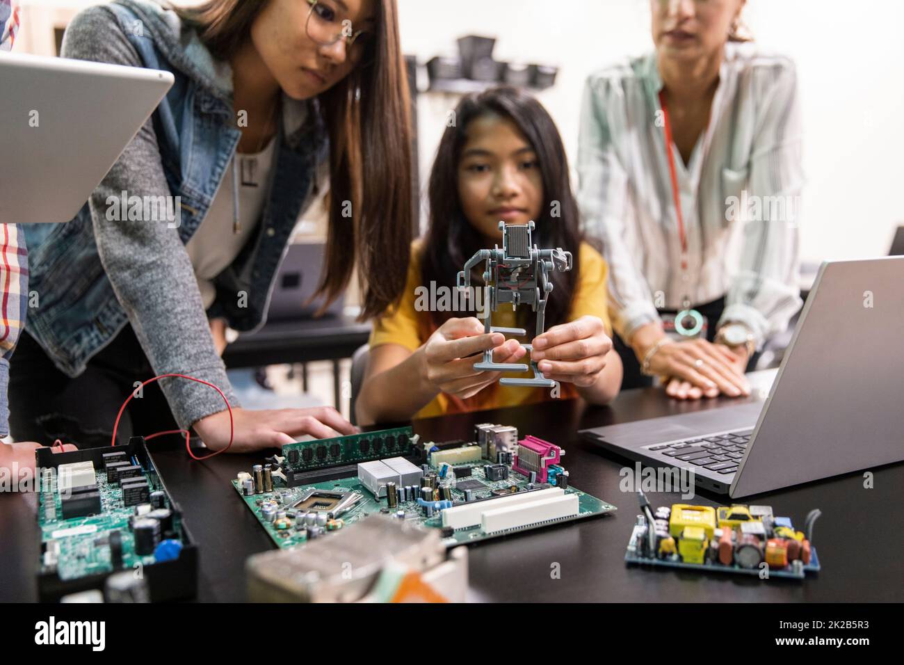 Girl in stem class hi-res stock photography and images - Alamy