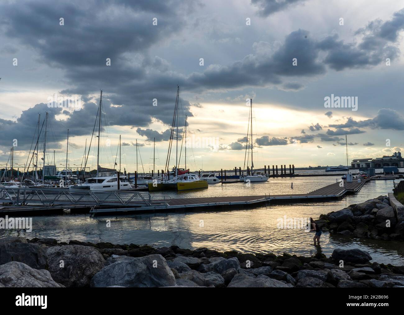 Pier 4 Beach, Brooklyn Bridge Park, Brooklyn, New York, USA Stock Photo ...