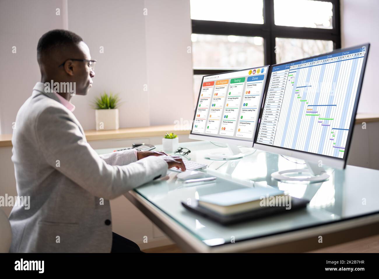 Black businessman using calendar hi-res stock photography and images ...