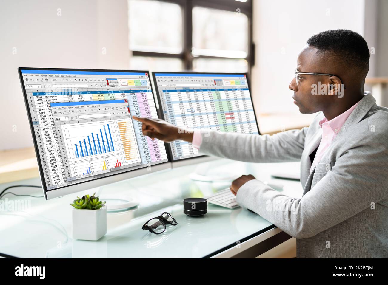 African data analyst man hi-res stock photography and images - Alamy