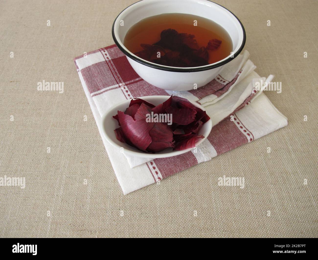 Red onion peel tea hi-res stock photography and images - Alamy
