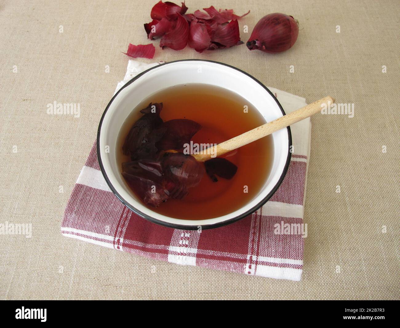 Red onion peel tea hi-res stock photography and images - Alamy