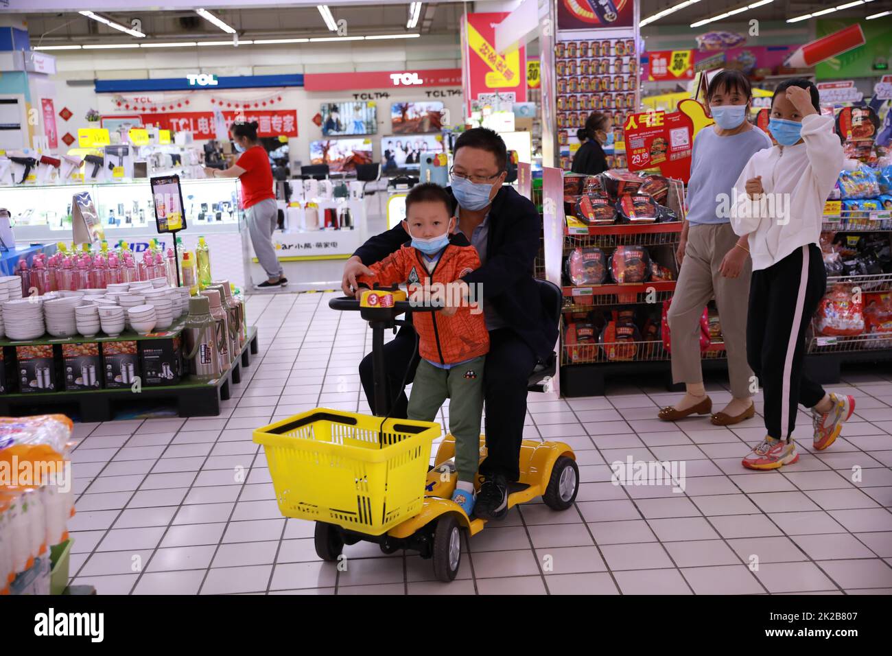 Shared shopping cart hi-res stock photography and images - Alamy