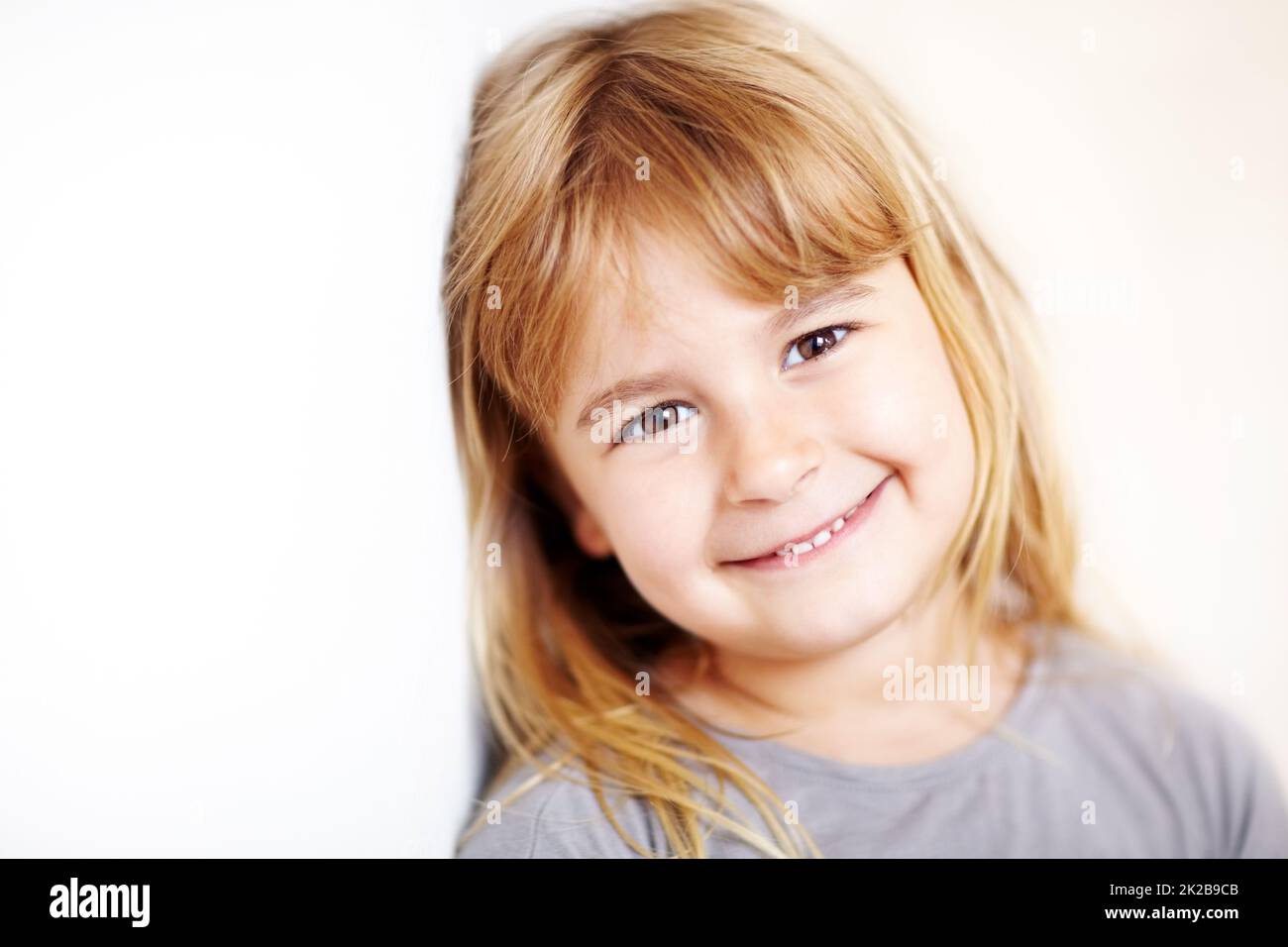 Girl smile blonde alone child hi-res stock photography and images - Alamy
