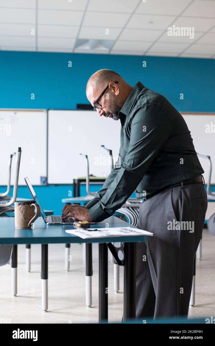 Using laptop in class hi-res stock photography and images - Alamy