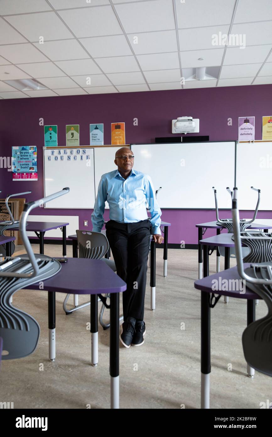 Leaning on table hi-res stock photography and images - Alamy