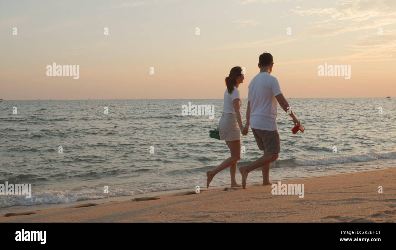Woman man beach sunset love hi-res stock photography and images - Alamy