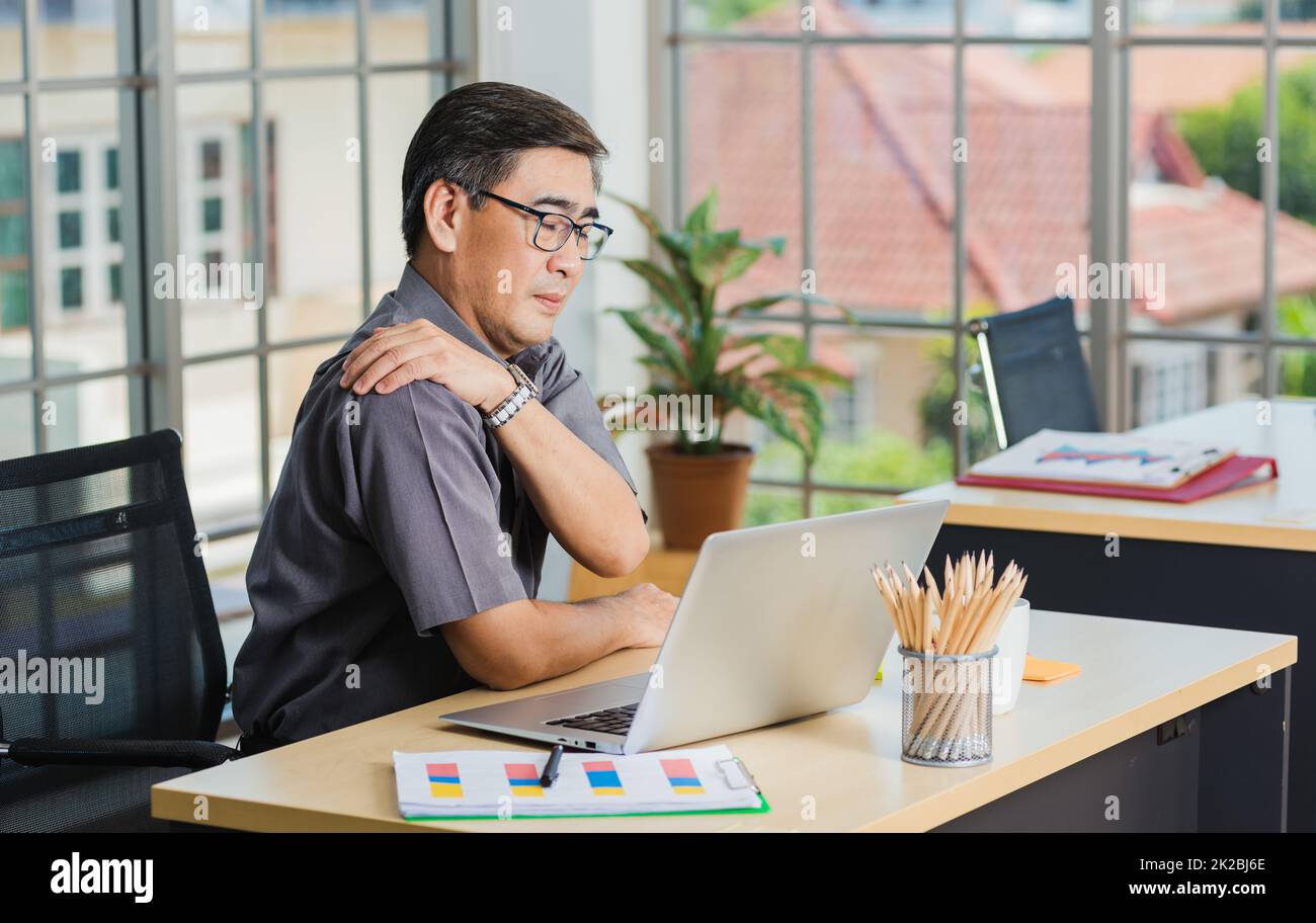 Shoulder pain and computer hi-res stock photography and images - Alamy