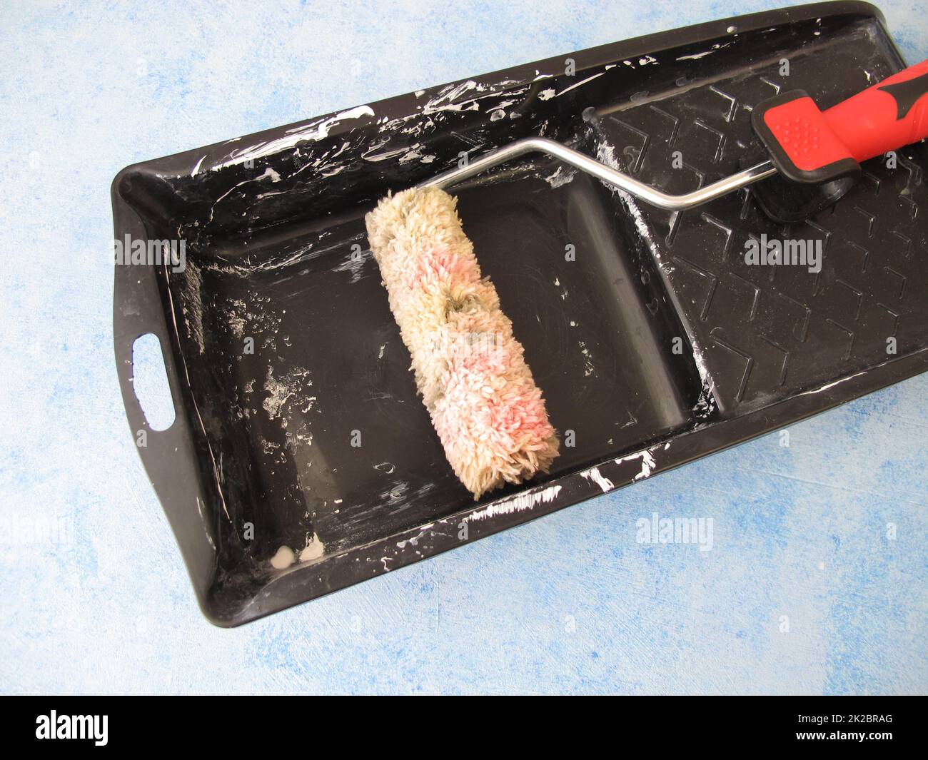 Cleaned paint roller and paint tray Stock Photo - Alamy