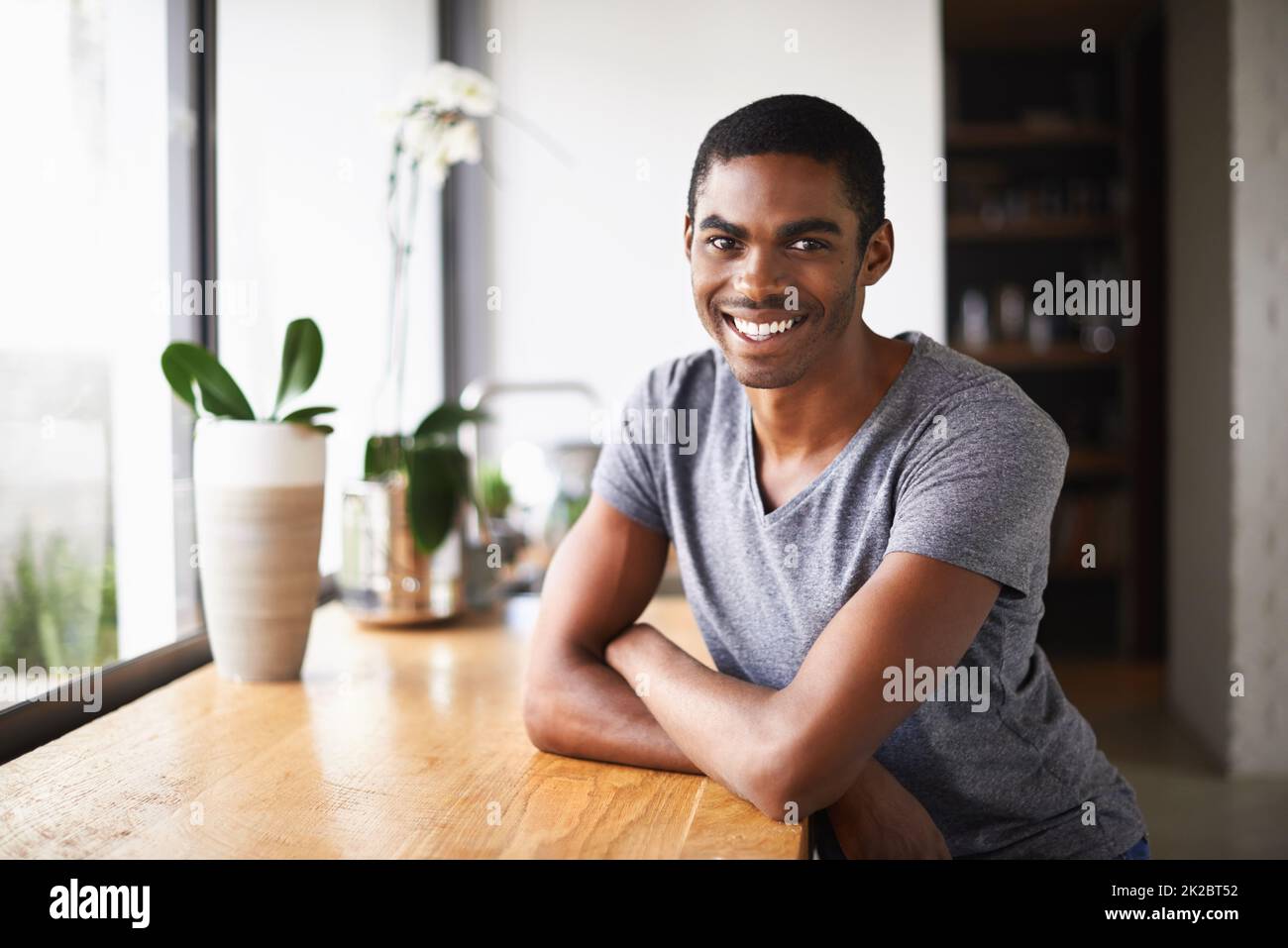 Man sitting with his arms crossed hi-res stock photography and images ...
