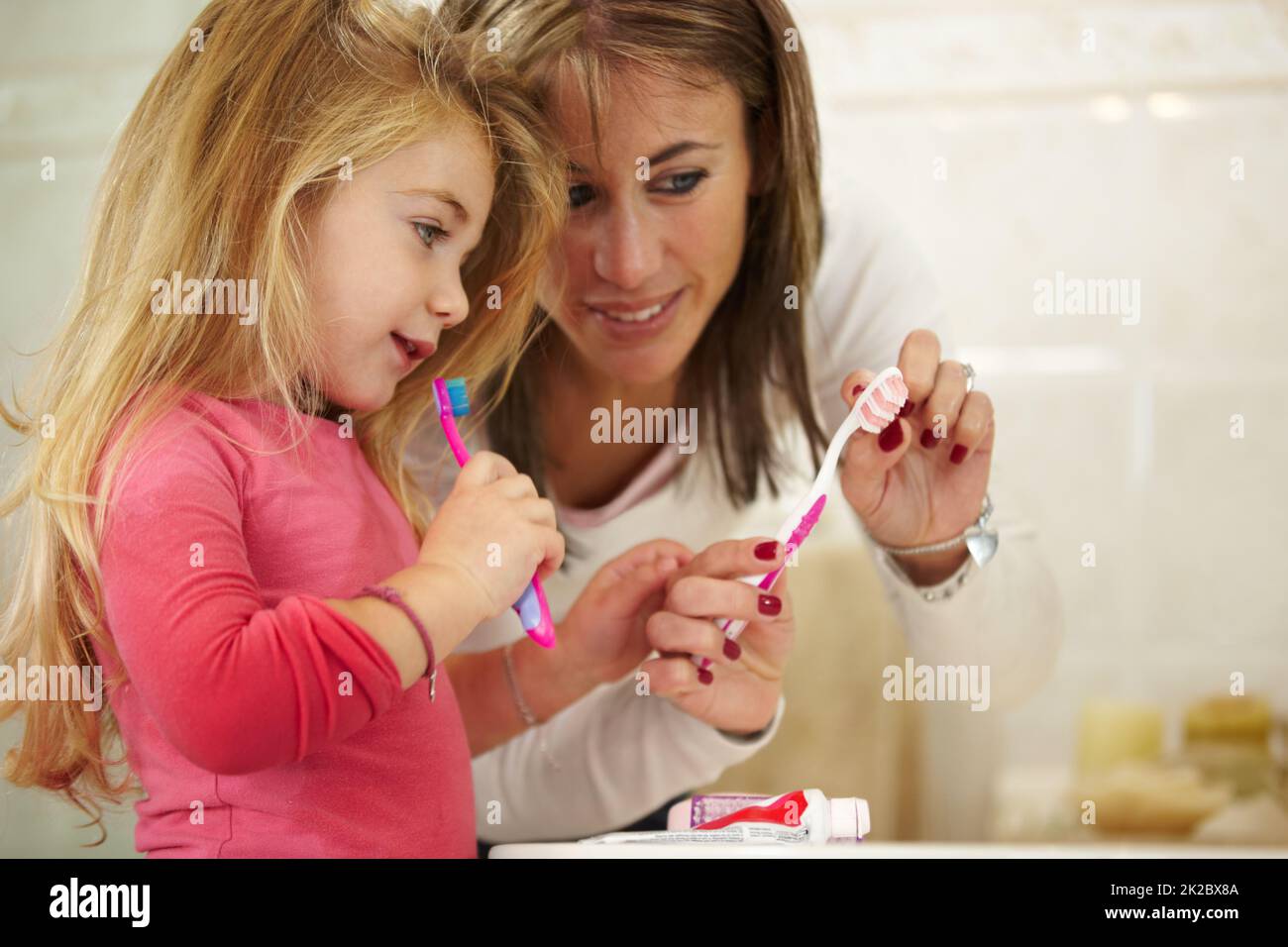 Mom brush her kids teeth hi-res stock photography and images - Alamy
