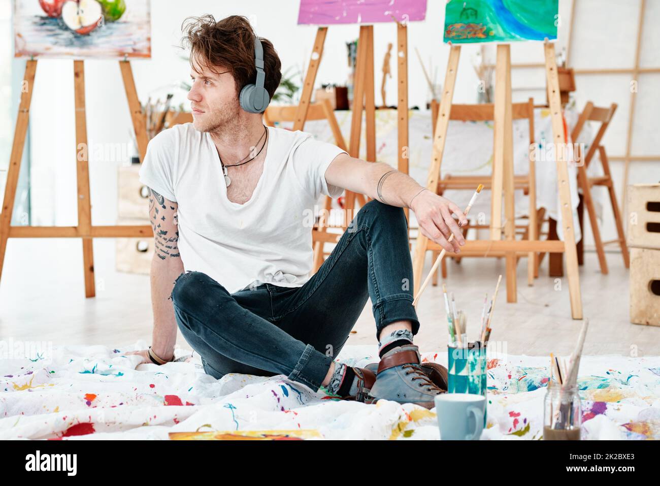 Listening to headphones art hi-res stock photography and images - Alamy