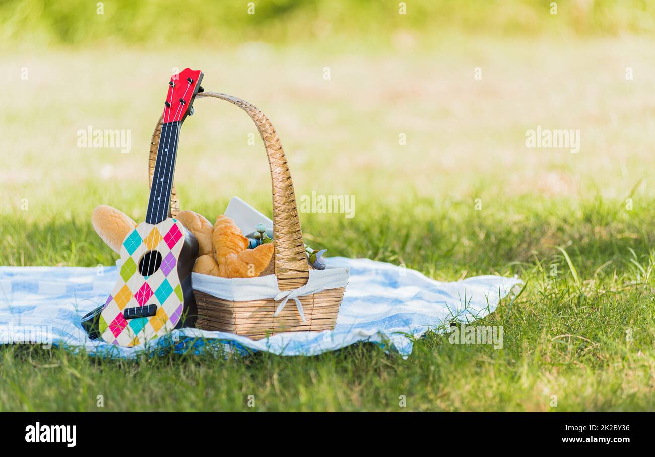 Picnic wattled basket with bread food and fruit Stock Photo - Alamy