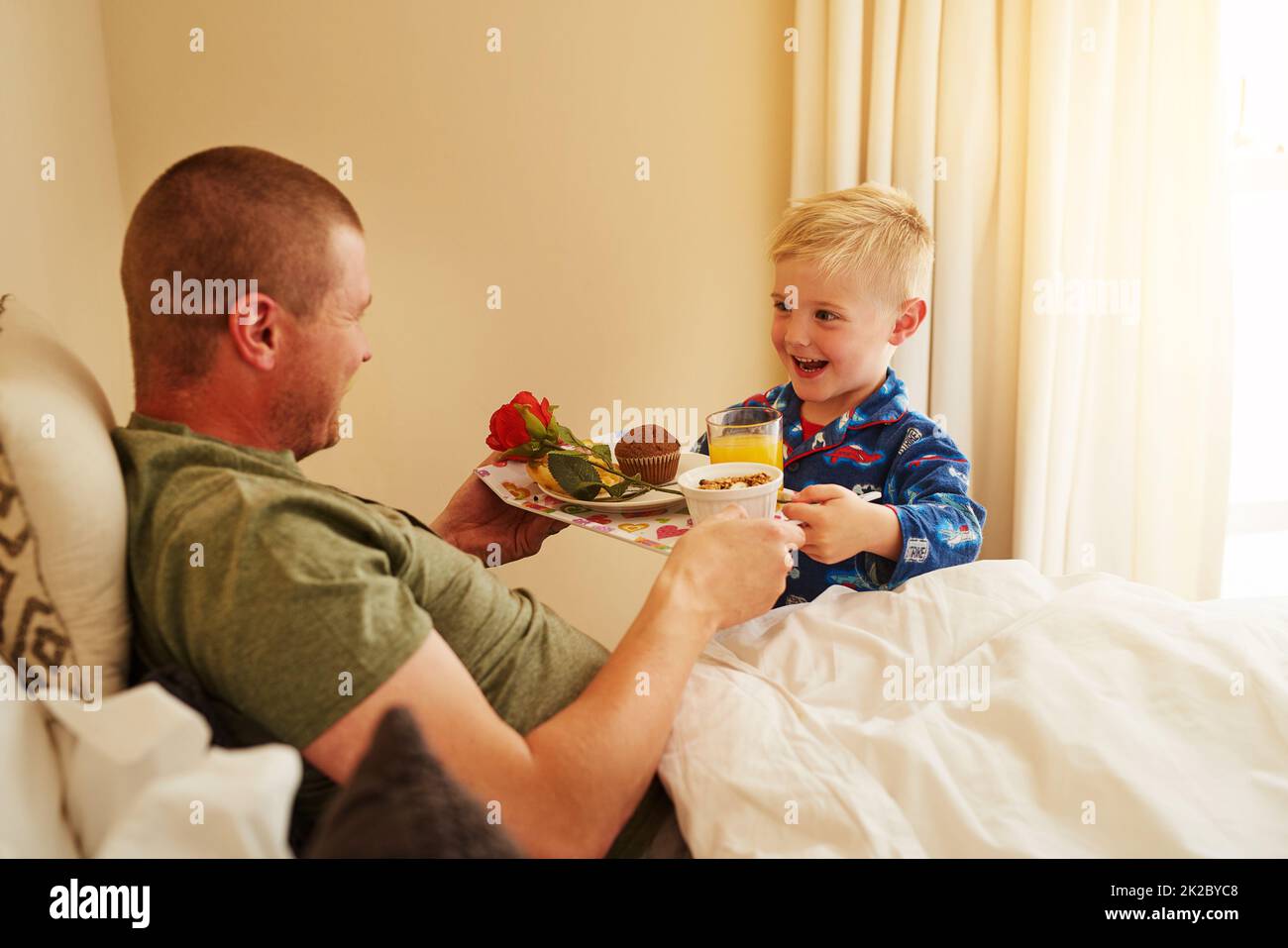 Man serving food kids hi-res stock photography and images - Alamy