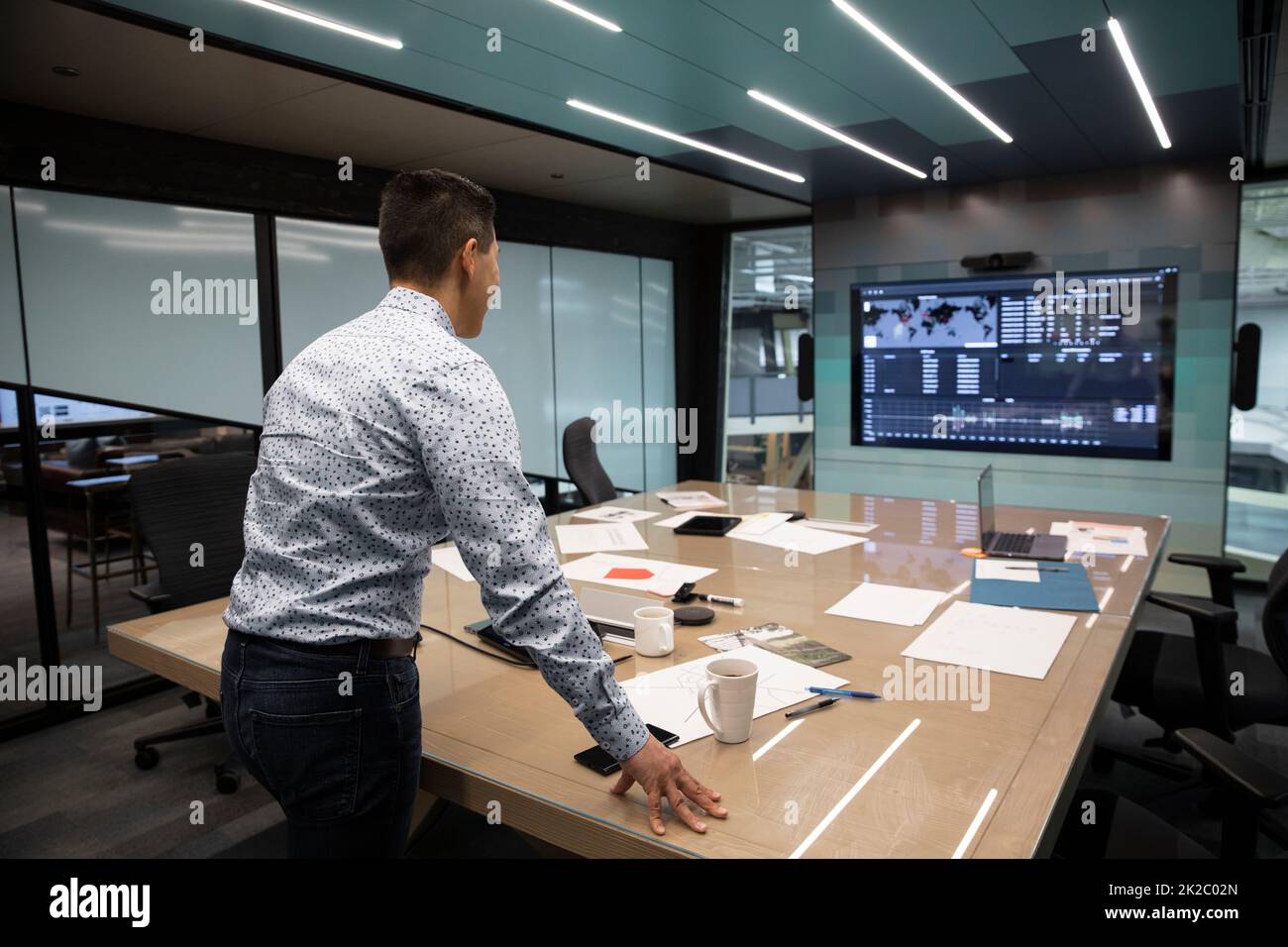 Facing the screen hi-res stock photography and images - Alamy