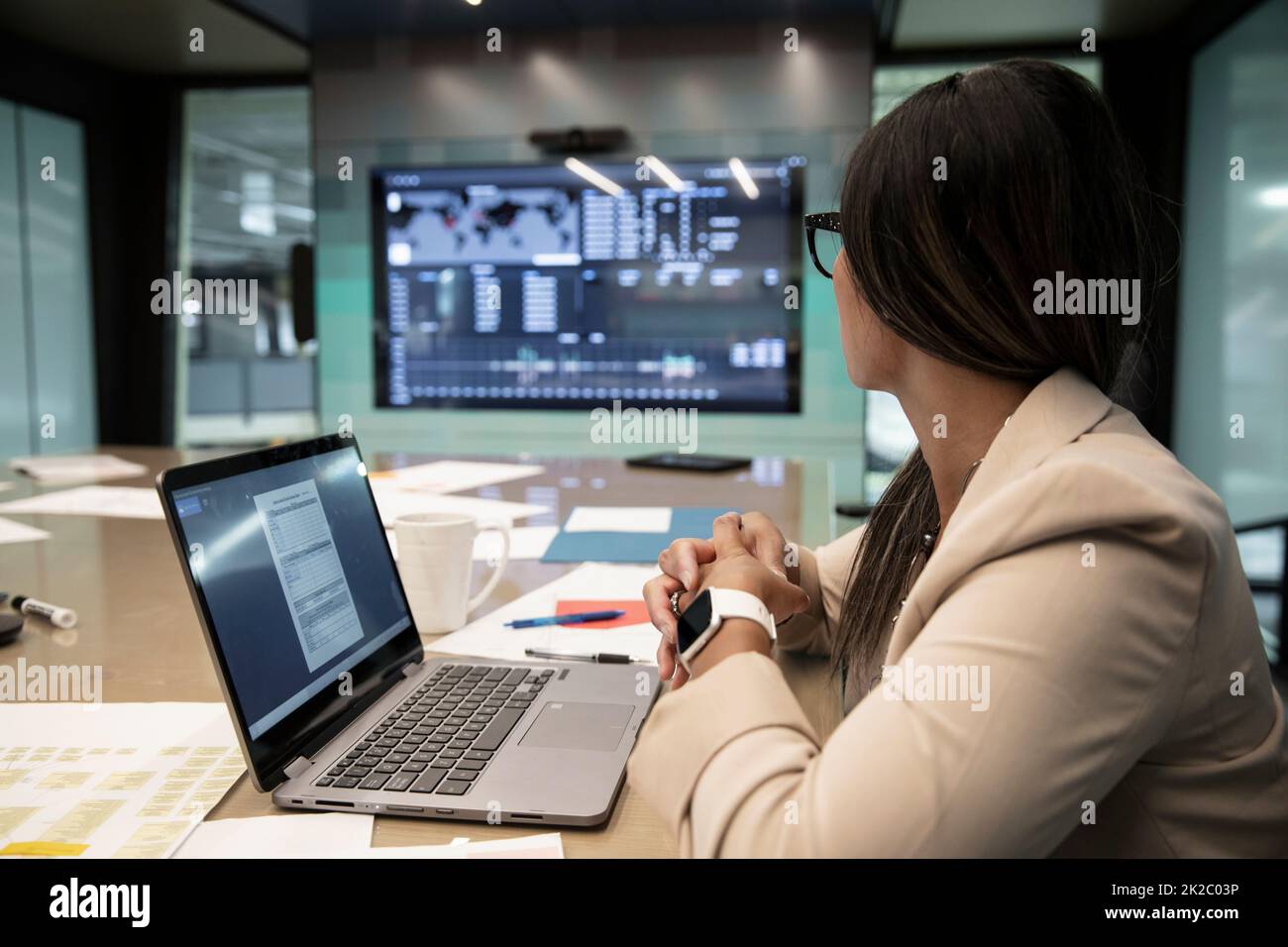 Global communication digital screen hi-res stock photography and images ...