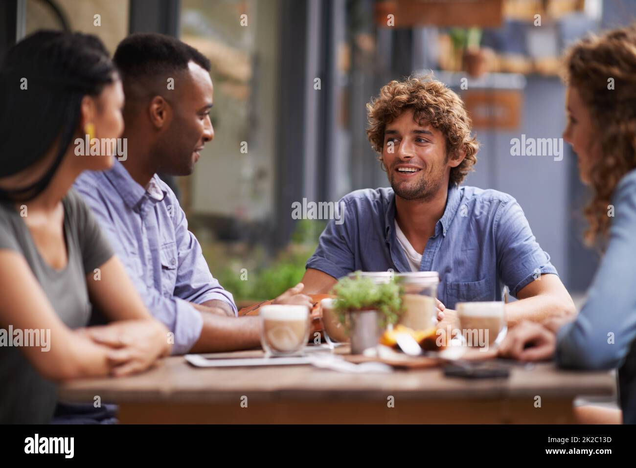 Friends cafe outside hi-res stock photography and images - Alamy