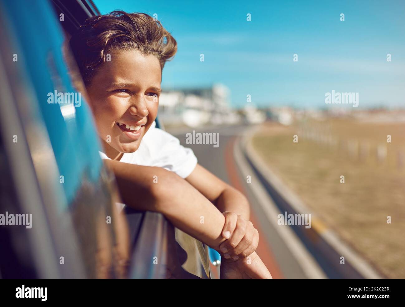 Kids looking out car window hi-res stock photography and images - Alamy
