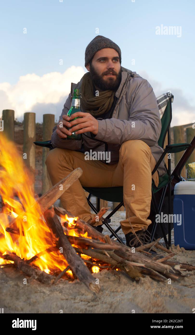 Family sitting around fire hi-res stock photography and images - Alamy