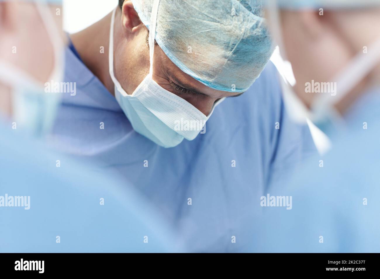 Female surgeon in operating room hi-res stock photography and images ...