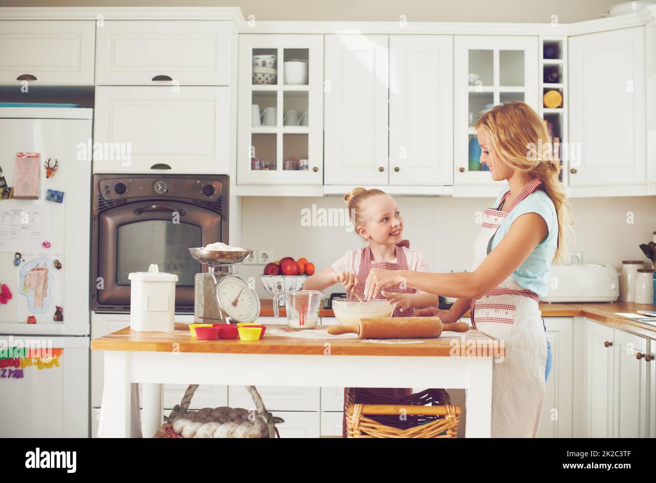 Child and mum baking hi-res stock photography and images - Alamy