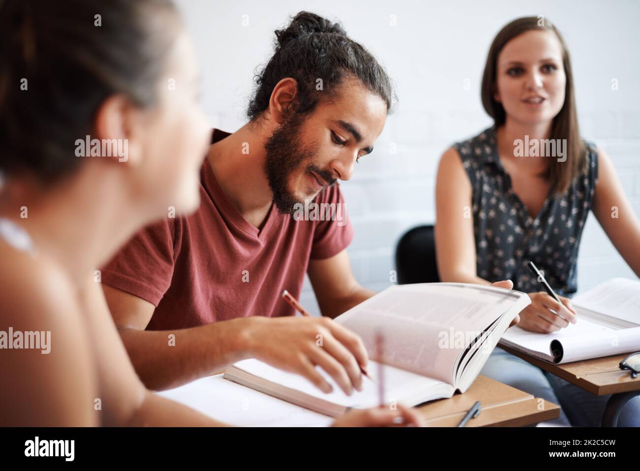 College class desk students hi-res stock photography and images - Alamy