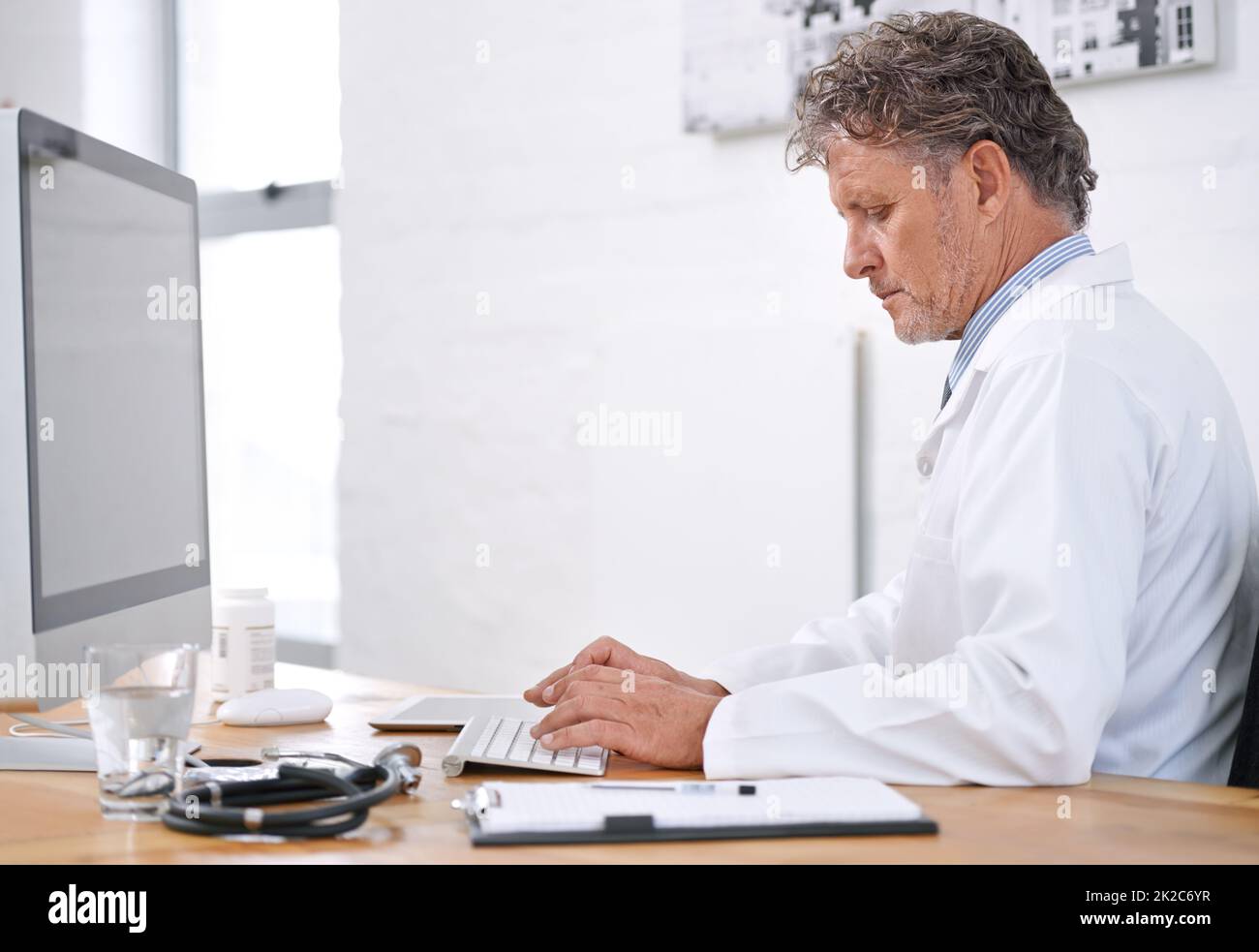 Doctor computer hi-res stock photography and images - Alamy