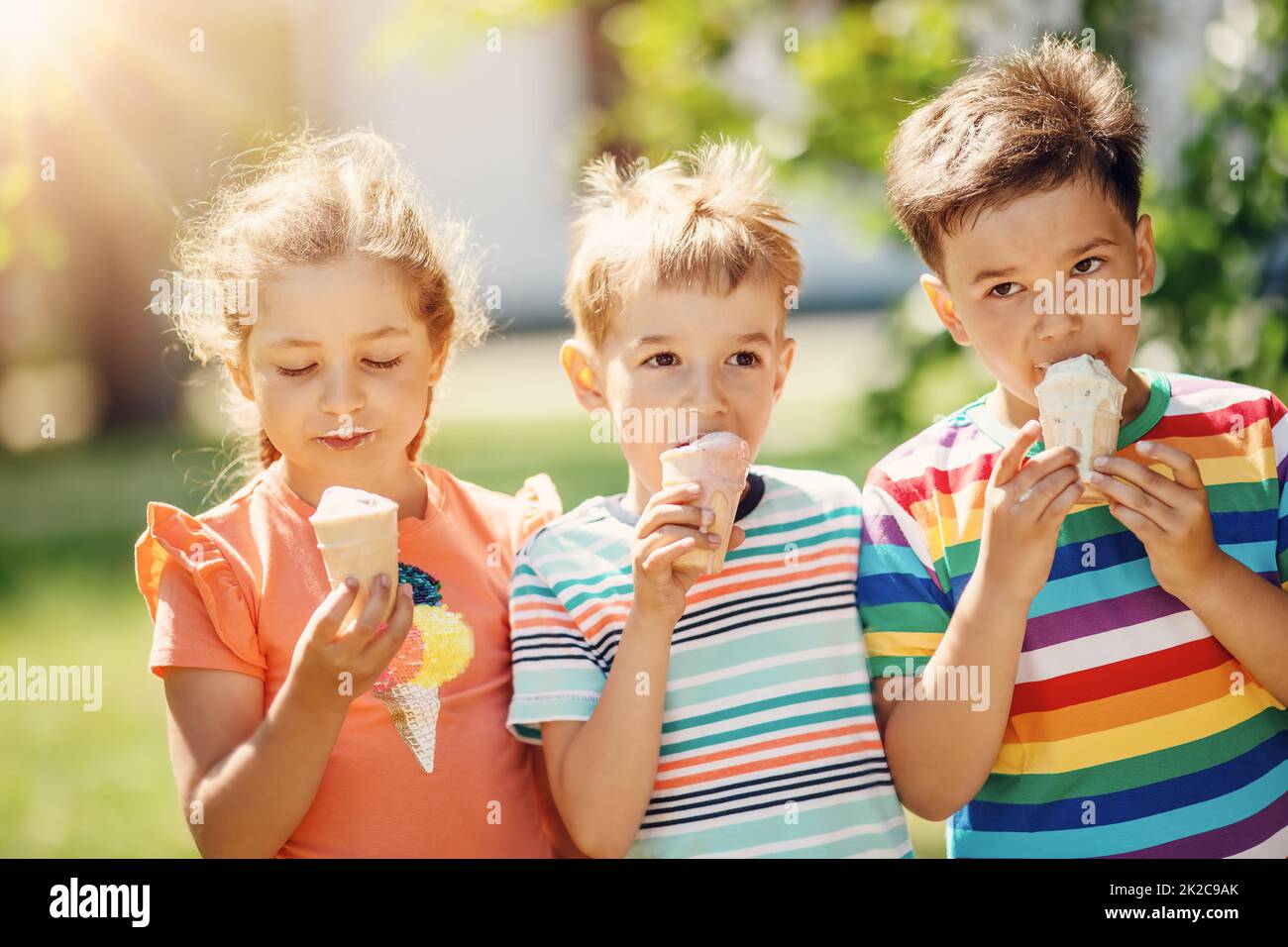 Smiling friends eating ice cream hi-res stock photography and images ...