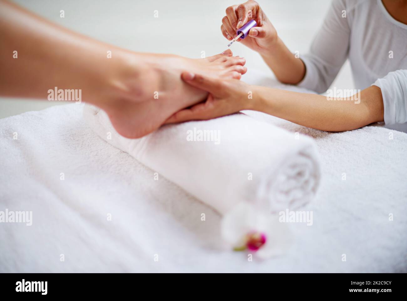 Woman feet getting a foot massage hi-res stock photography and images ...