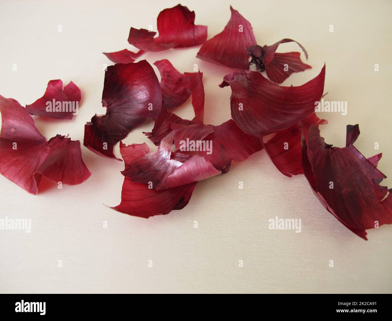 Red onion peel for tea, for dyeing Easter eggs or as plant fertilizer ...