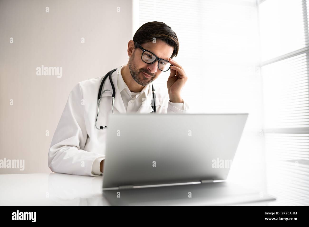 Sad doctor hi-res stock photography and images - Alamy