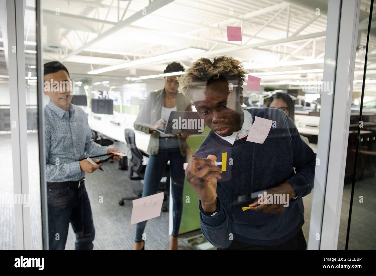 Using sticky notes hi-res stock photography and images - Alamy