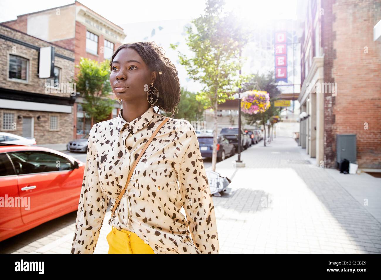 Woman commuter walking hi-res stock photography and images - Alamy
