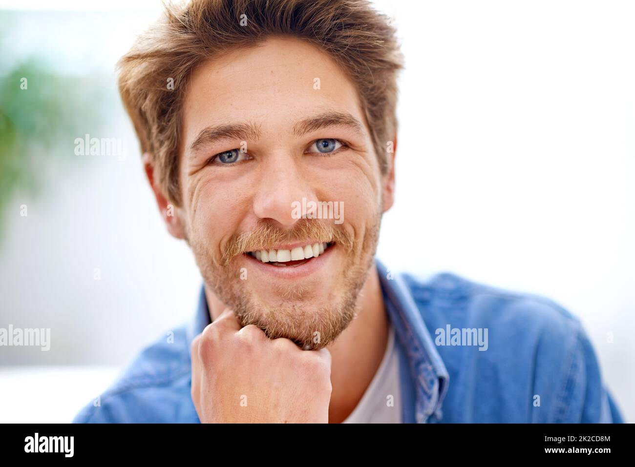 Real portrait man smile hi-res stock photography and images - Alamy